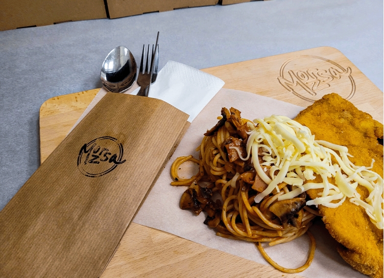 milánói spagetti, 2 szelet rántott borda, reszelt sajt